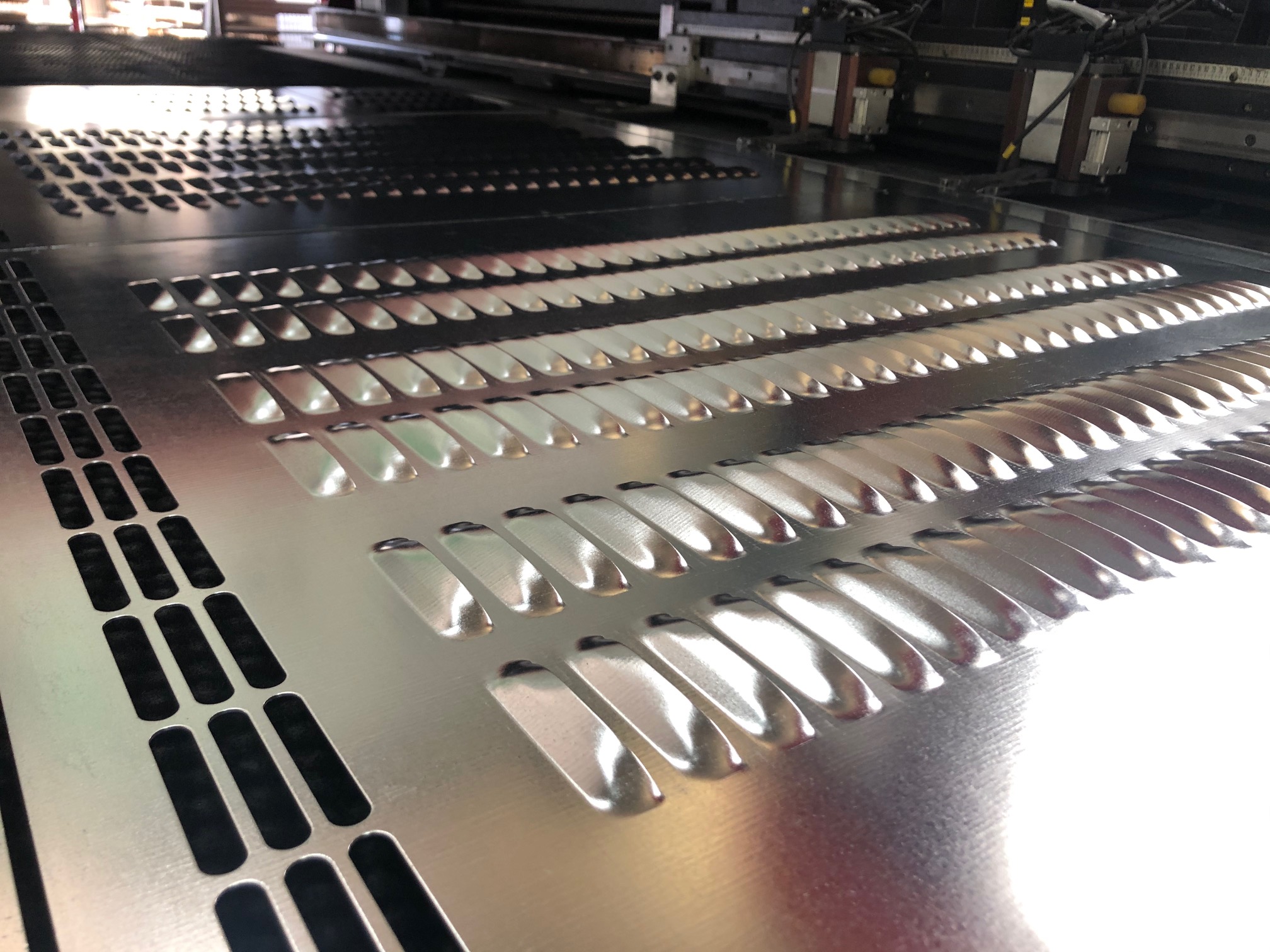 Découpe et déformation de tôle en persiennes - Découpe Laser ...