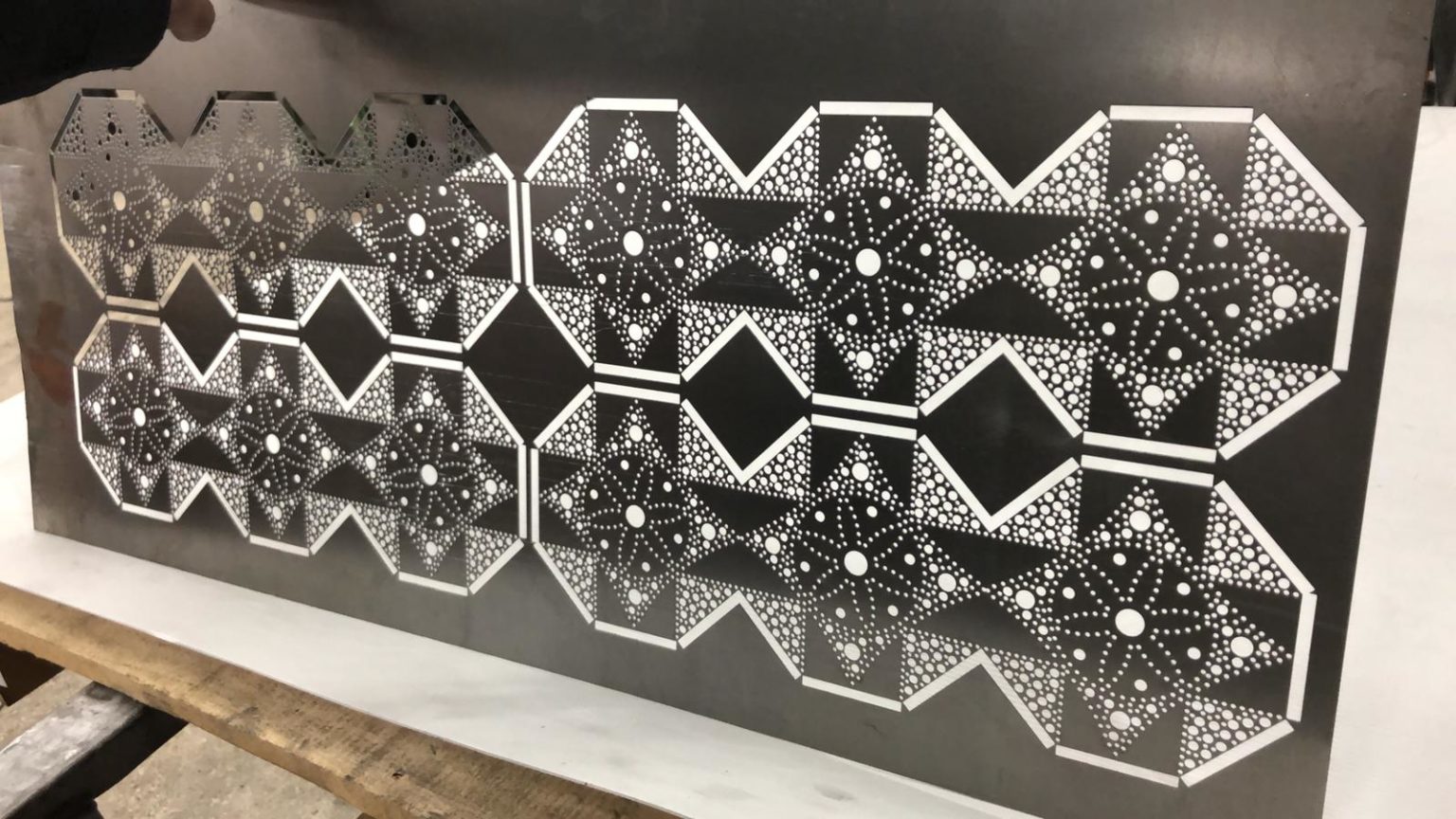 Motif décoratif en tôle perforée - Découpe Laser Poinçonnage - Dijon ...